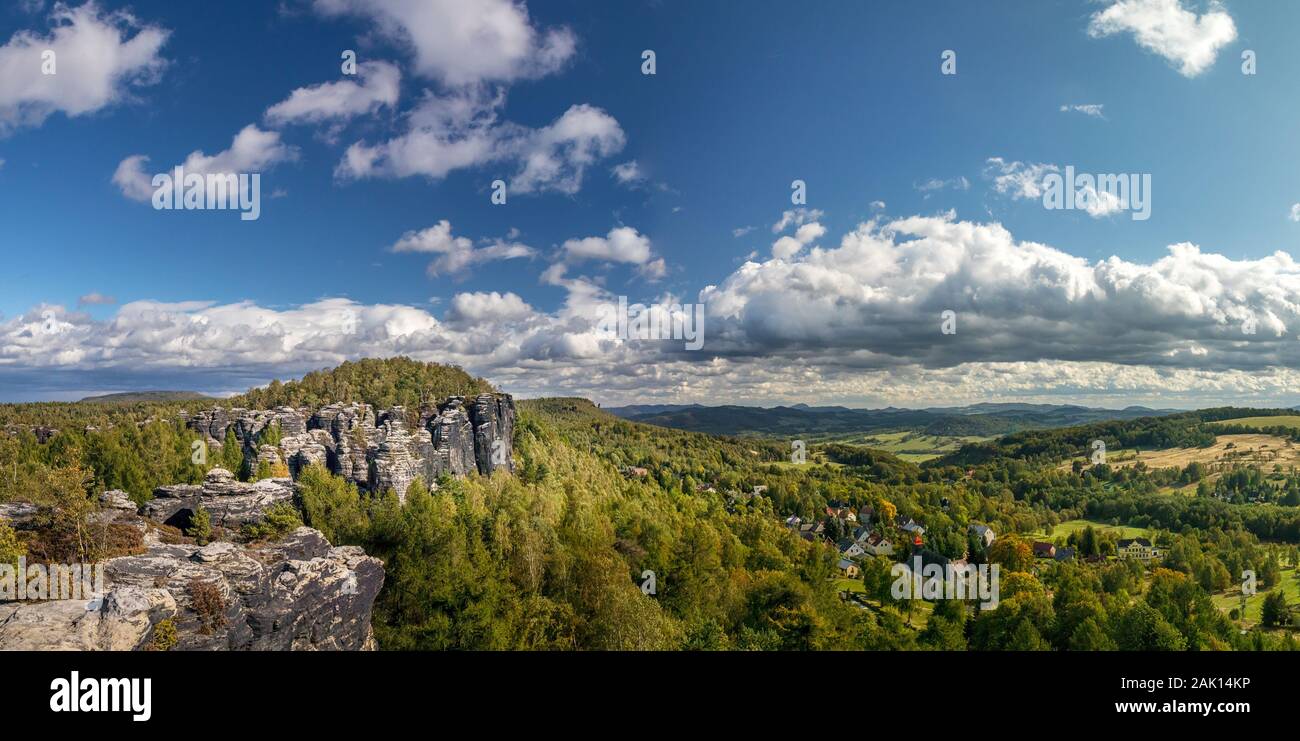 Landschaft mit Felsen in Den Bergen Aus Sandstein Die Tisa Rocks, Tisa ...