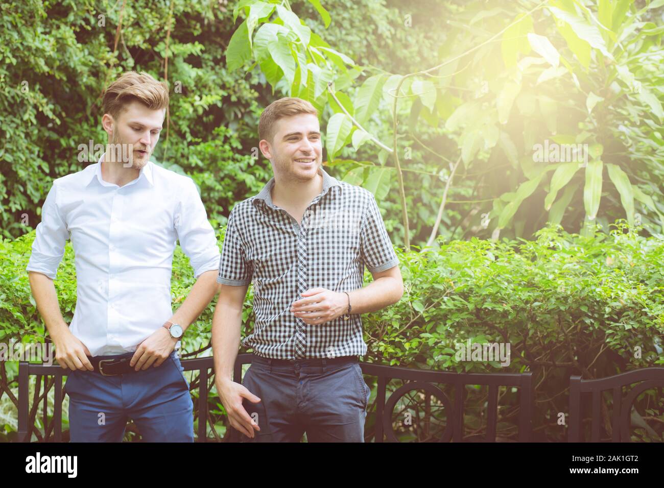 Zwei freunde lachen zusammen und reden -Fotos und -Bildmaterial in ...