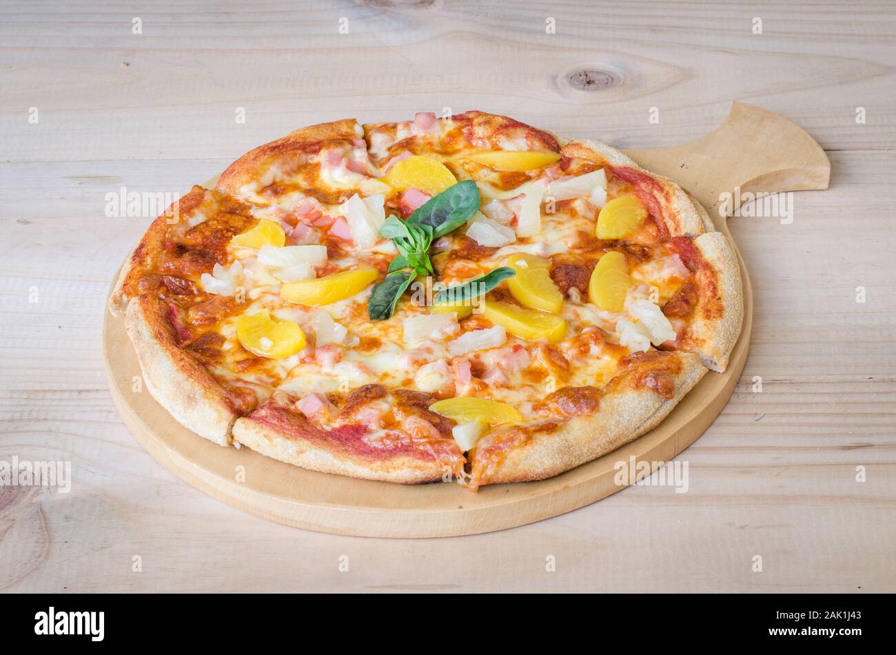 Hawaiianische ananaspizza -Fotos und -Bildmaterial in hoher Auflösung ...