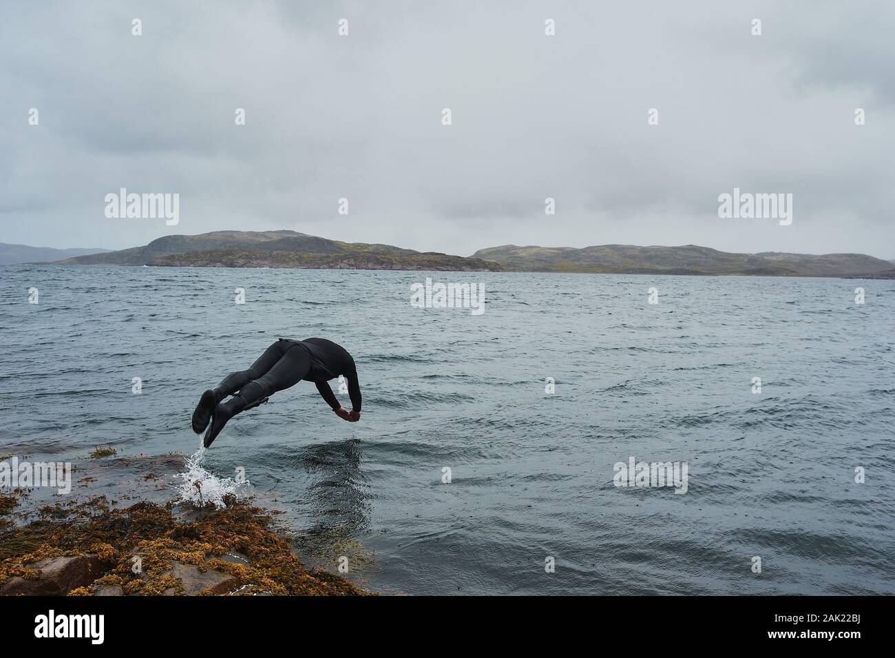 Mann Springt Vom Boot Ins Meer Stockfotos und -bilder Kaufen - Alamy