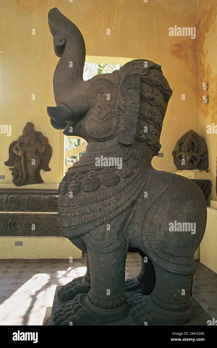 Eine Statue des Gajasingha, der aussieht wie ein Elefant und stammt aus ...