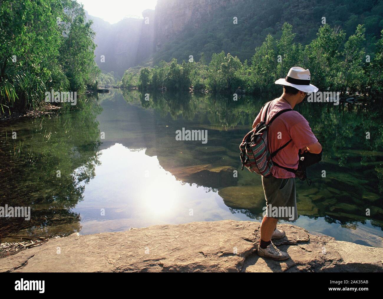 Ein Wanderer zu Fuß entlang der Jim Jim Gorge im Northern Territory, Australien durch den Jim ...