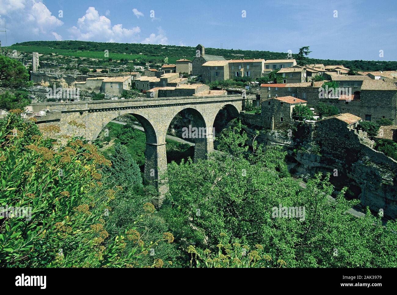 Blick auf den Viadukt in der mittelalterlichen Stadt Minerve ...