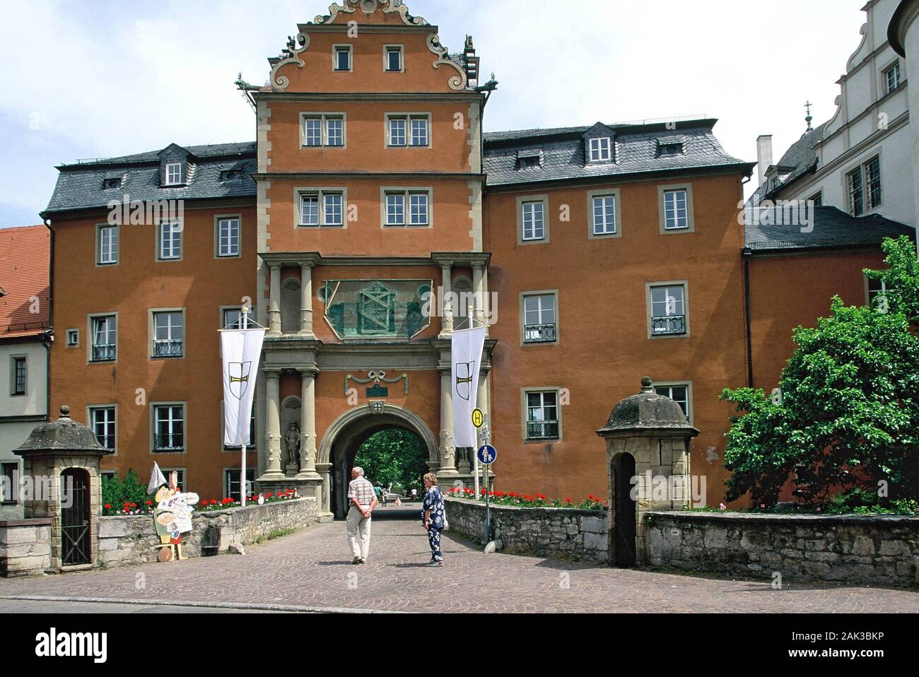 Ein wunderschönes Portal ist der Eingang der Burg des Deutschen Ordens in Bad Mergentheim. Heute ...