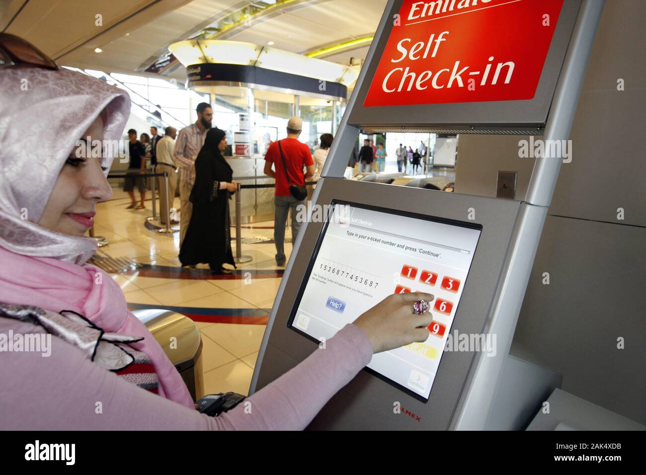 Dubai: Check-in-Automat für Flugreisen in der U-Bahn-Station der Mall ...