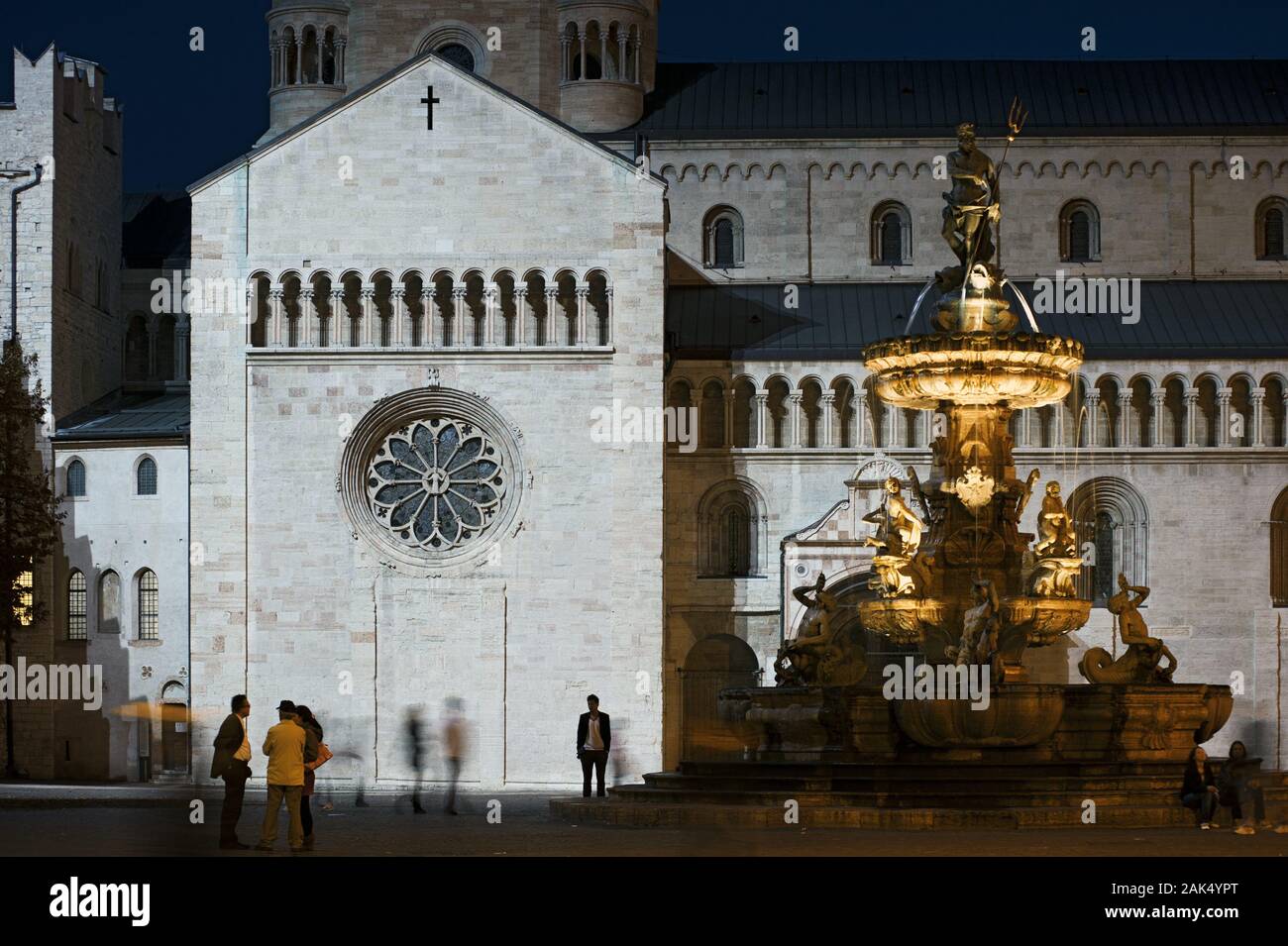 Trient: Piazza Duomo mit Neptunbrunnen und Kathedrale San Vigilio ...