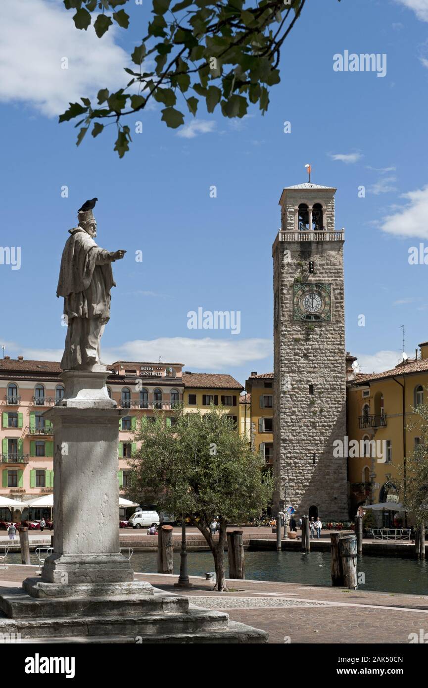 Piazza Catena in Riva del Garda: Statue des San Giovanni Nepomuceno (Schutzheiliger der Gewässer ...