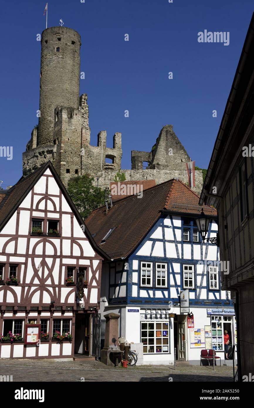 Eppstein im Taunus: Fachwerk in der Altstadt und Burgruine, Frankfurt ...