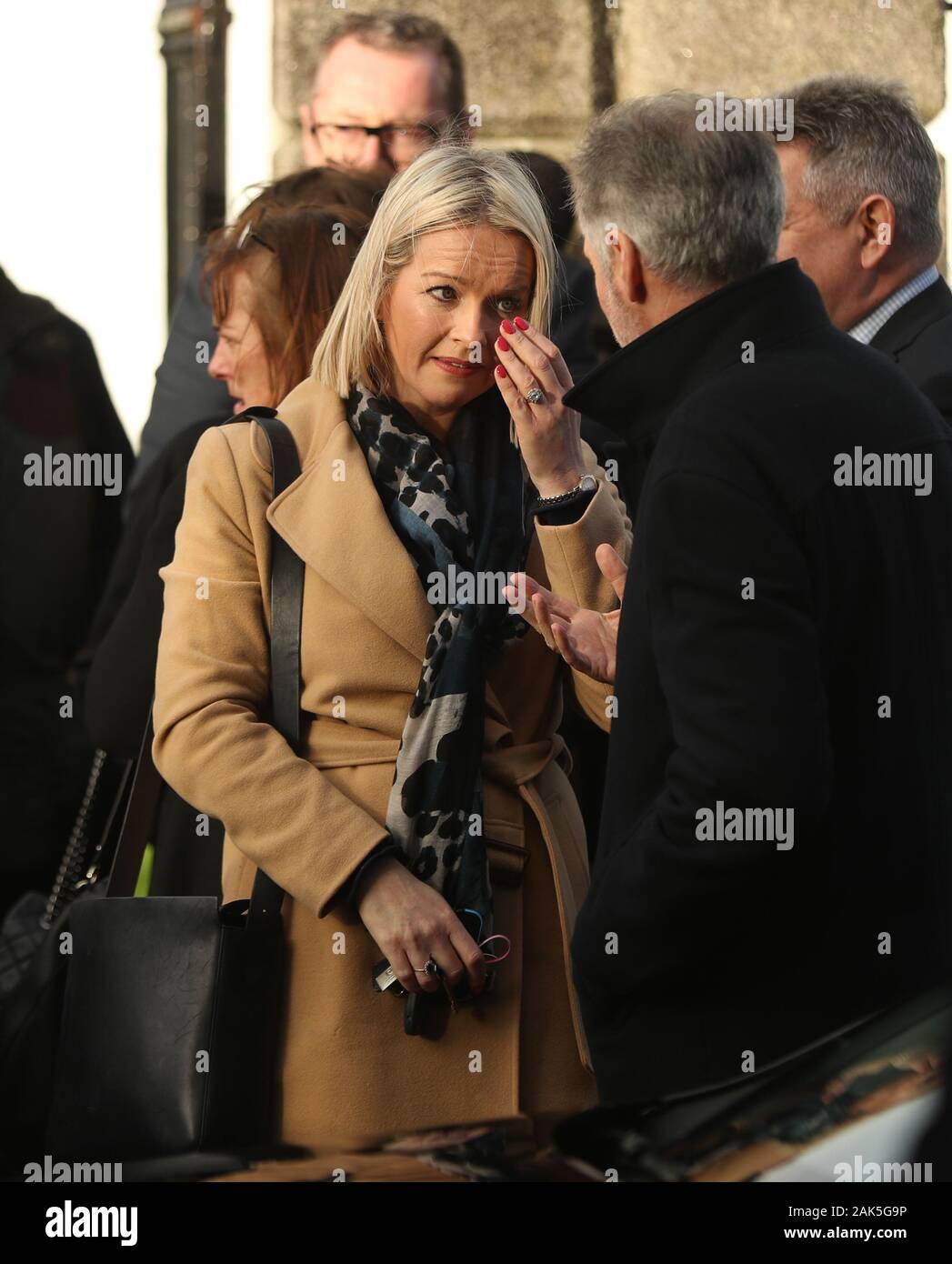 Sender Claire Byrne bei der Beerdigung von RTE presenter Marian ...