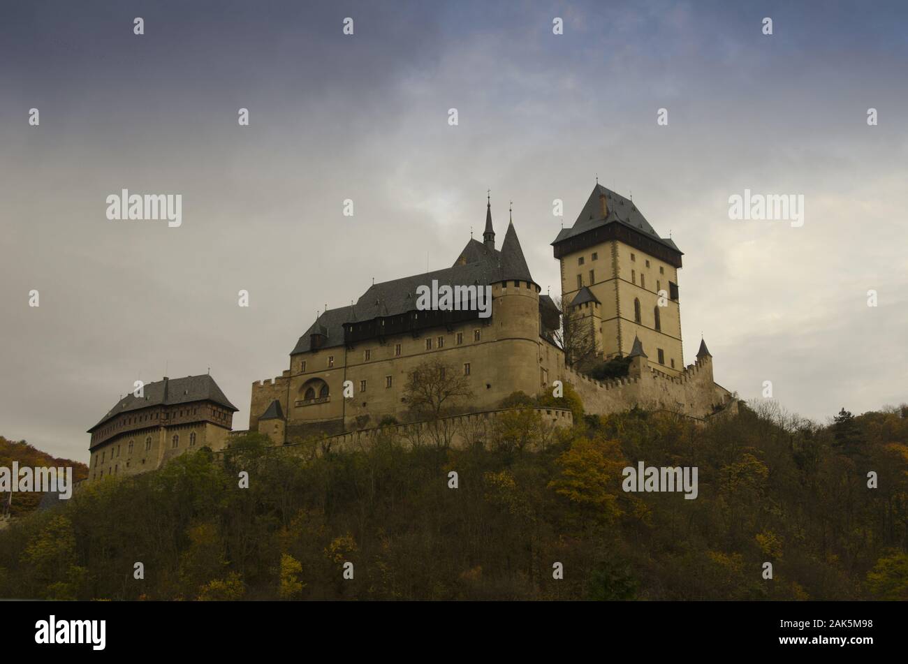 Burg Karlstein (karlstein) auf einem Felsen oberhalb des Dorfes ...