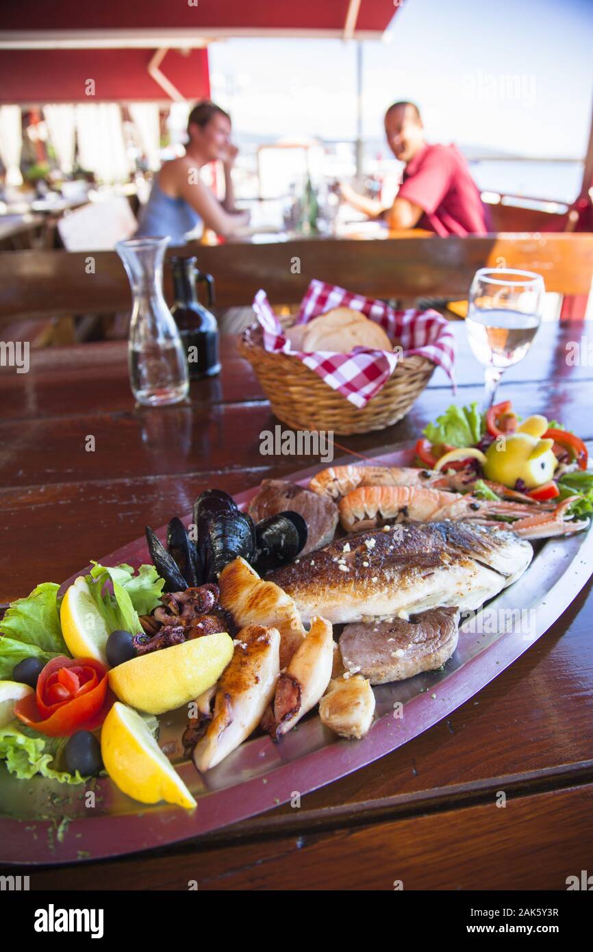 Insel Krk: Restaurant "Konoba Sime' in Krk-Stadt, gemischte Fisch ...