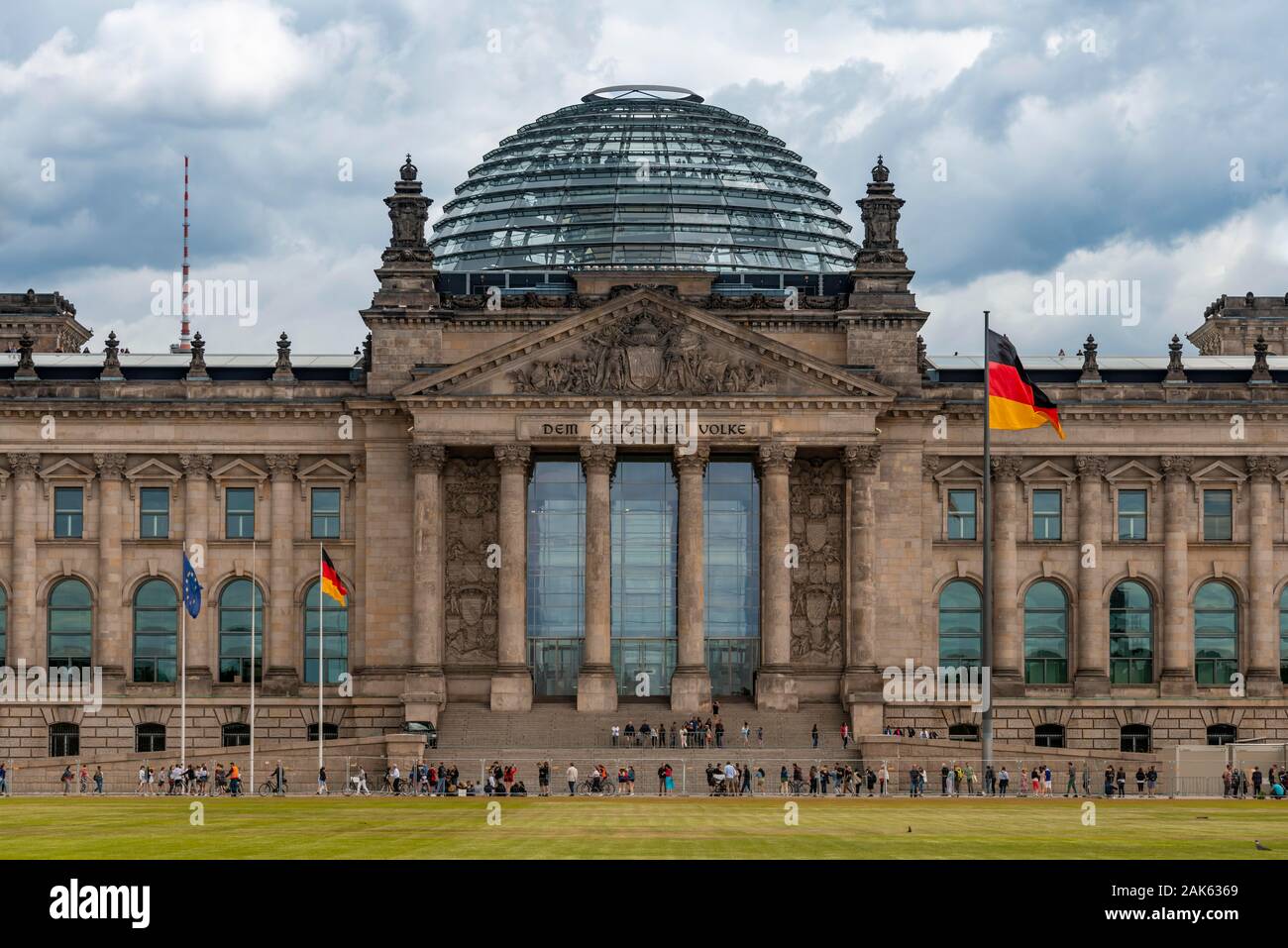 Berlin reichstag kuppelfahne -Fotos und -Bildmaterial in hoher Auflösung – Alamy
