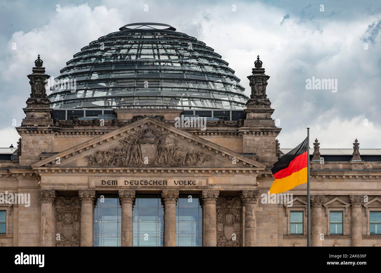 Berlin reichstag kuppelfahne -Fotos und -Bildmaterial in hoher Auflösung – Alamy