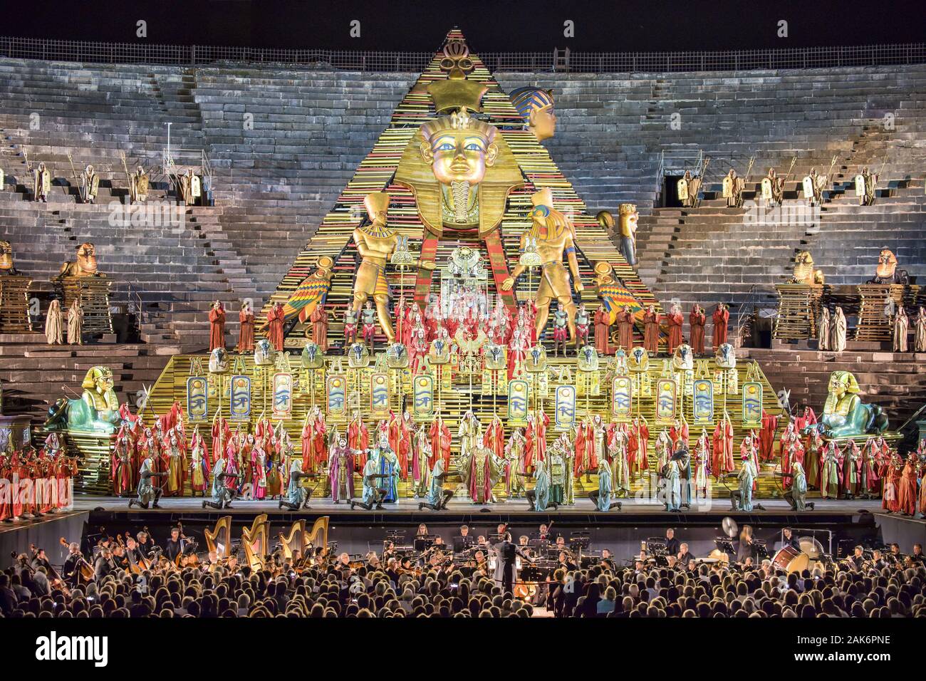 Verona: Oper "Aida" im roemischen Amphitheater (Arena di Verona ...