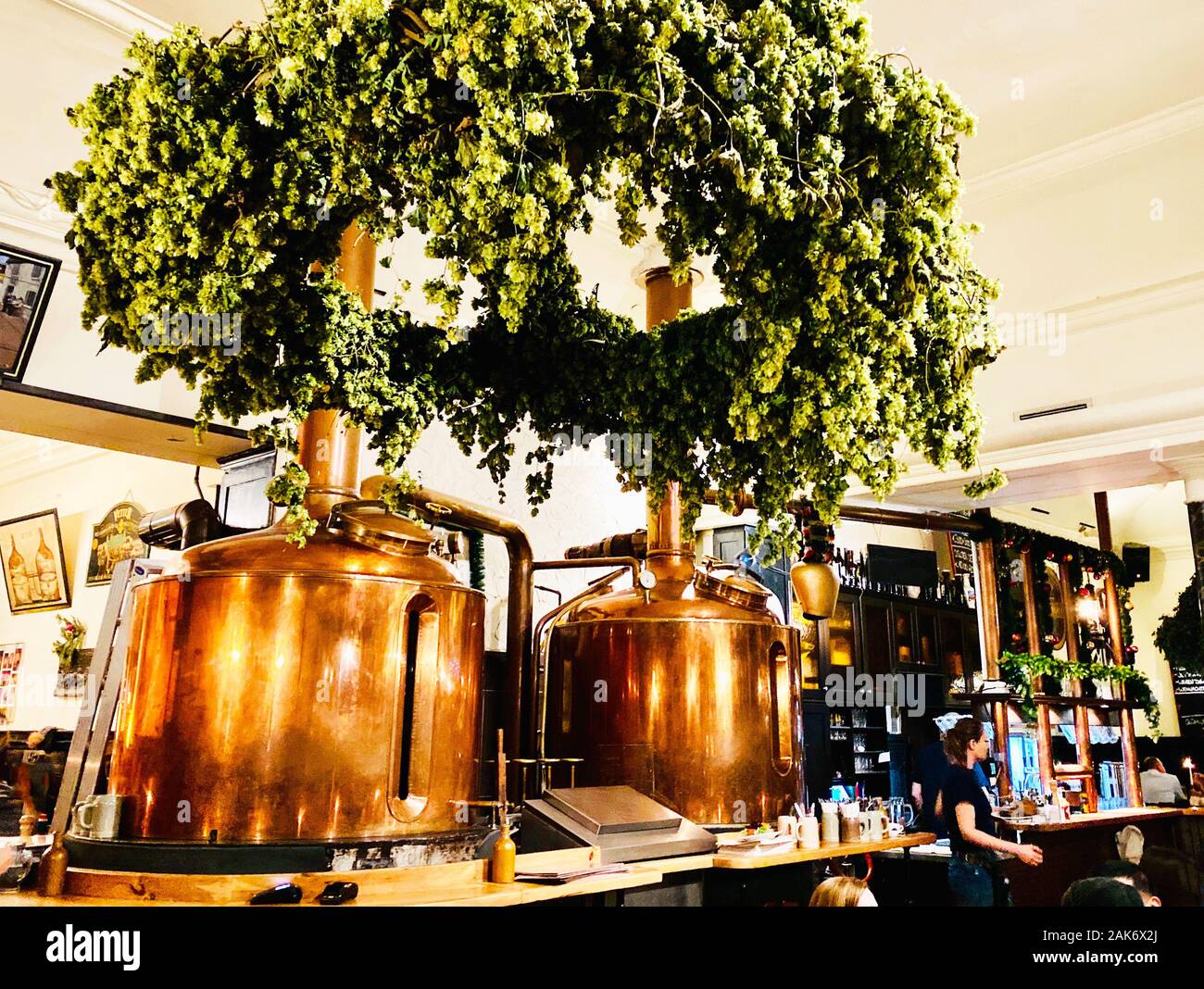 Eine Brauerei in einer Bierstube mit einem Hop Girlande Stockfotografie ...