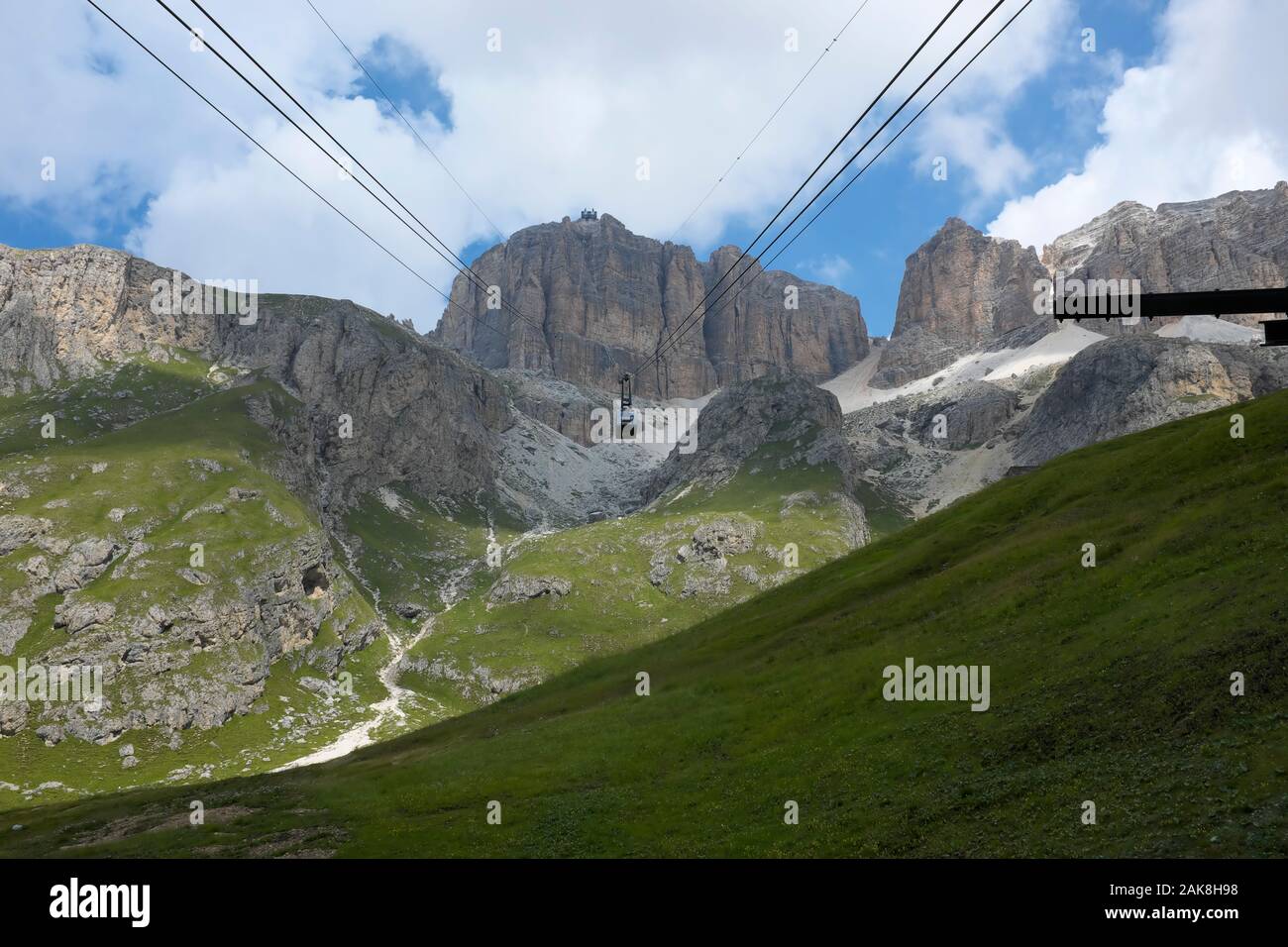 Cable car at sass pordoi -Fotos und -Bildmaterial in hoher Auflösung ...