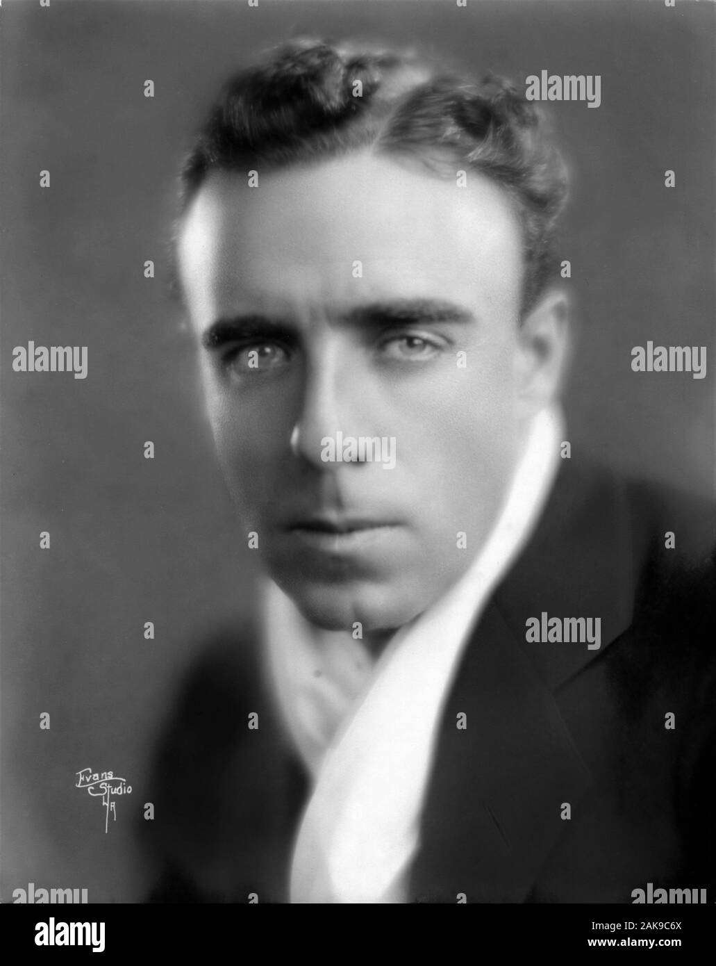 Legendäre Regisseur Raoul Walsh frühen Portrait ca. 1920 durch Evans ...