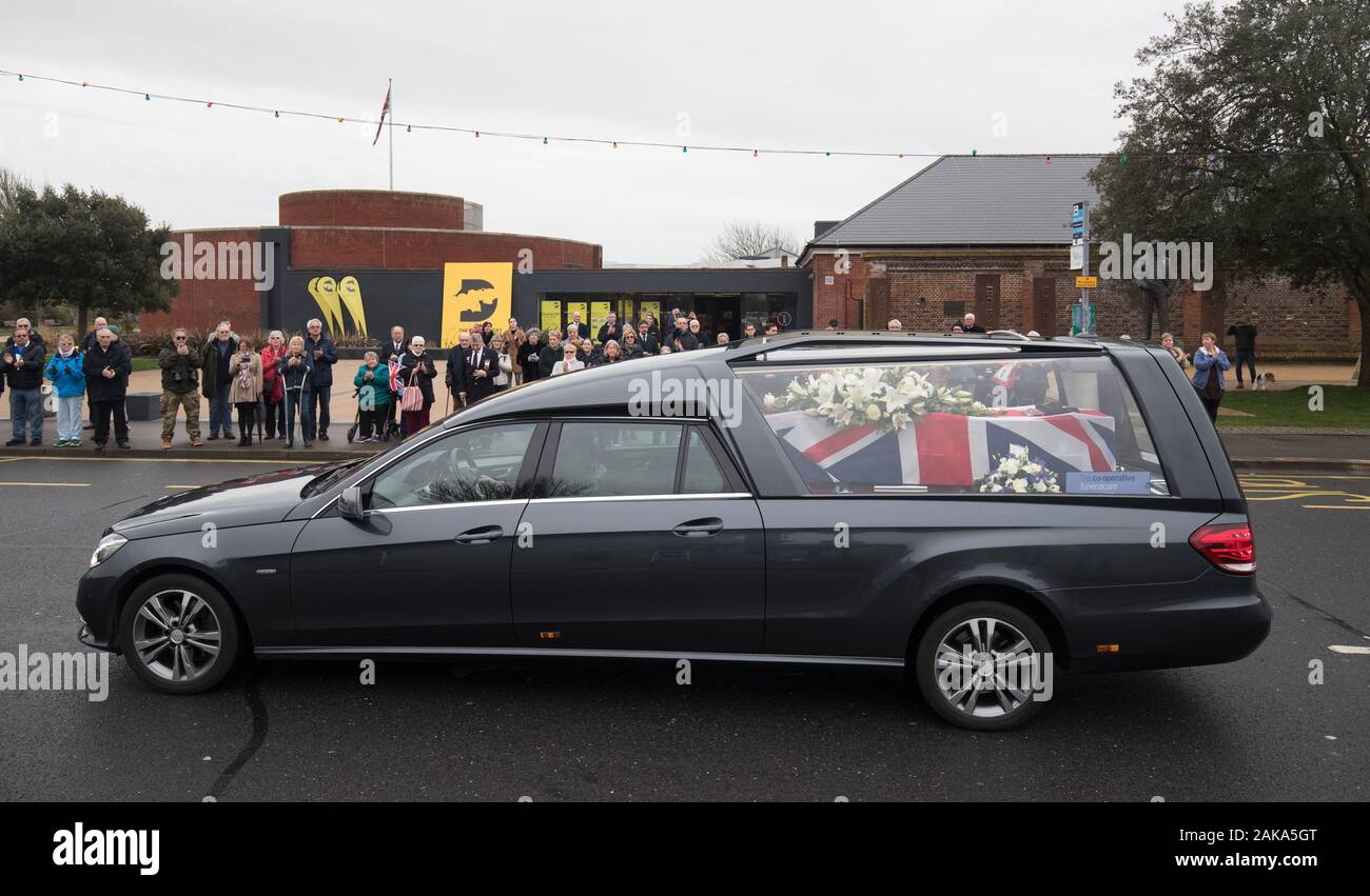 Ein leichenwagen tragen den Sarg der D-Day Veteran John Jenkins an den ...