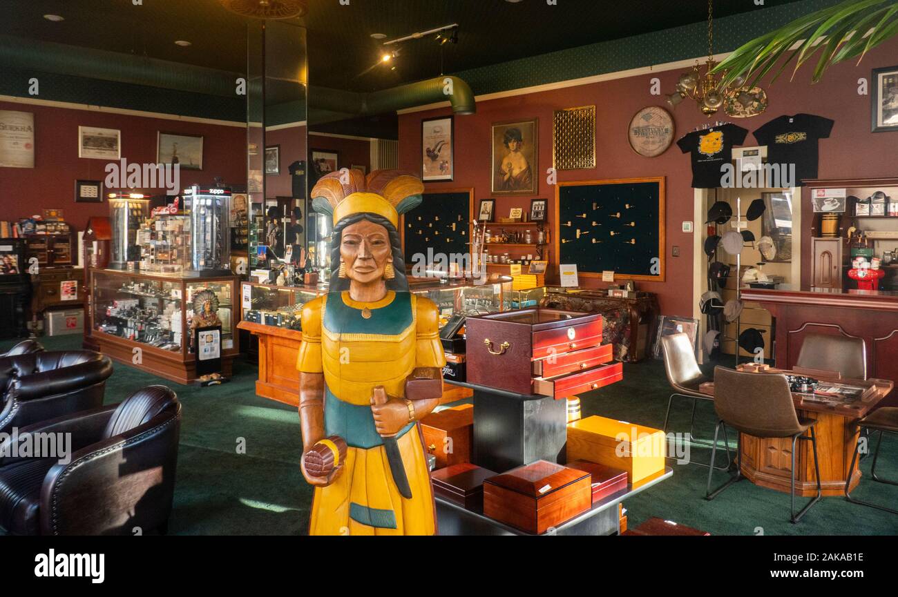 Zigarren pfeifen tabakladen -Fotos und -Bildmaterial in hoher Auflösung ...