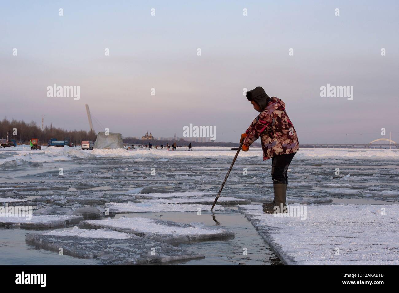 Harbin, Heilongjiang Provinz Chinas. 11 Dez, 2019. Ein Arbeiter sammelt ...