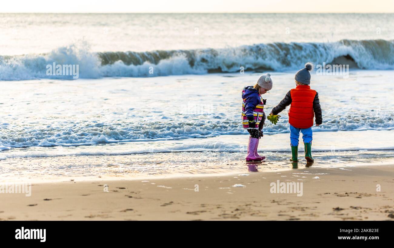 Kleinkinder am strand -Fotos und -Bildmaterial in hoher Auflösung – Alamy