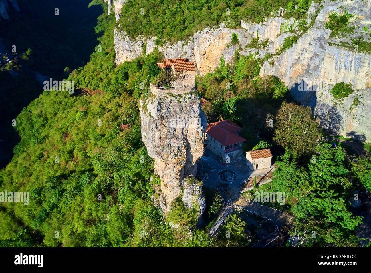 Georgien, Kaukasus, Imereti region, Katskhi Spalte Kirche, Luftaufnahme ...