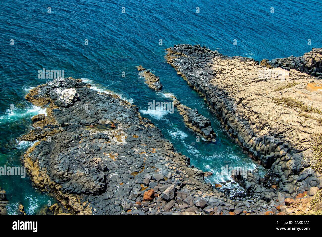 Schwarzer stein auf kies -Fotos und -Bildmaterial in hoher Auflösung ...