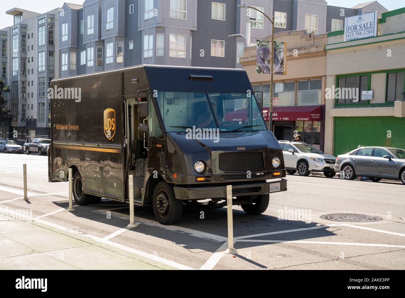 Geparkt UPS LKW auf der Straße Stockfotografie - Alamy