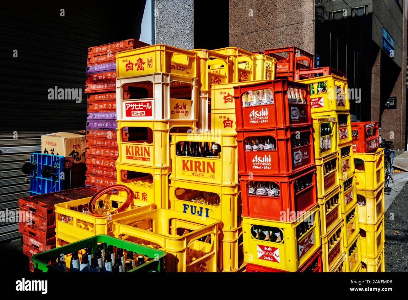 Asahi bierkisten -Fotos und -Bildmaterial in hoher Auflösung – Alamy