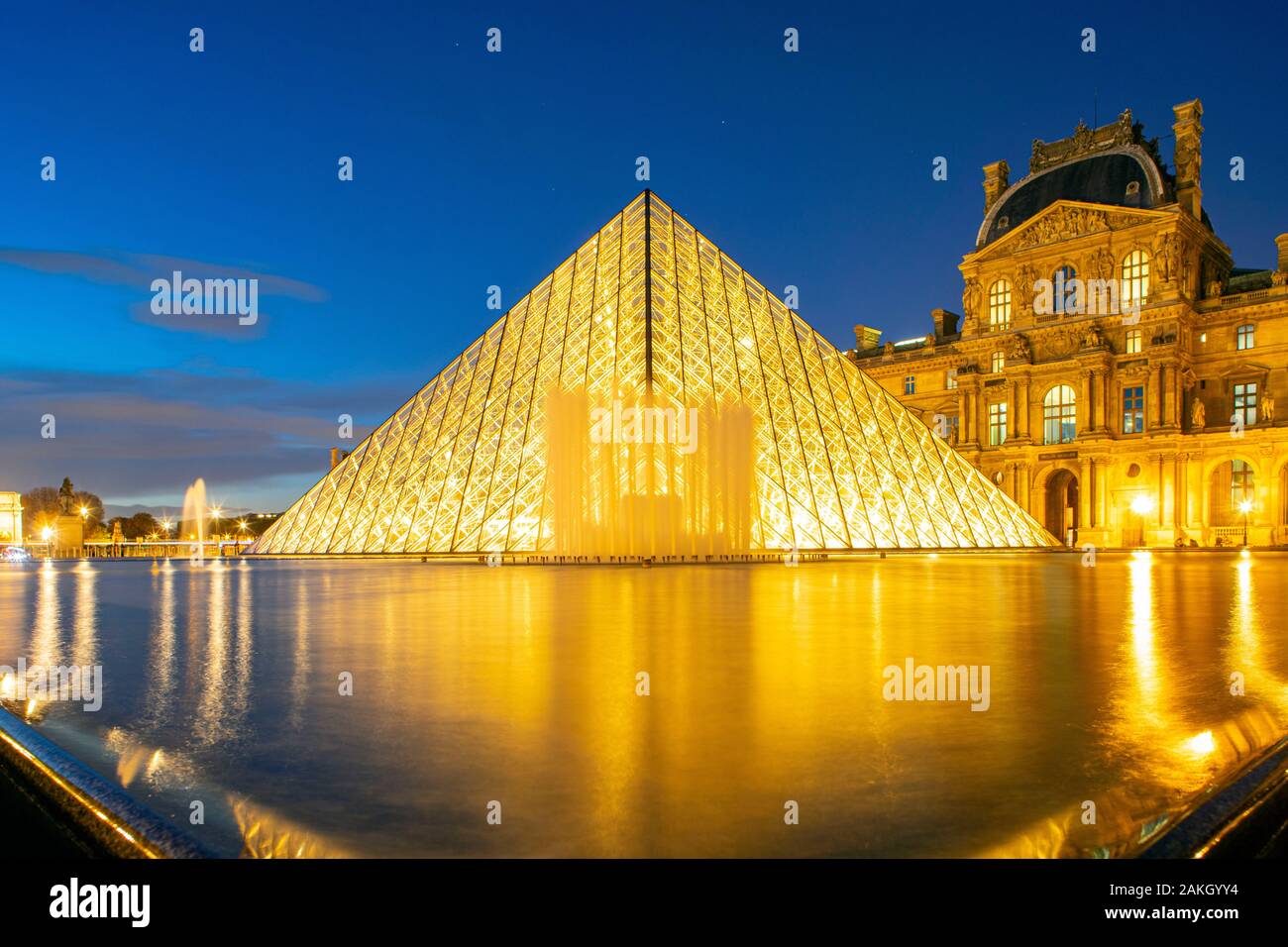 Pyramide du louvre in der nacht -Fotos und -Bildmaterial in hoher ...
