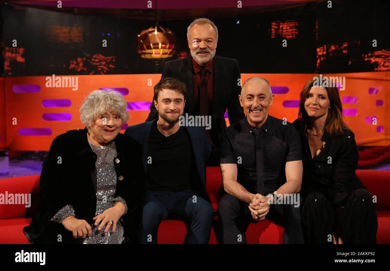 Host Graham Norton mit (sitzend von links nach rechts) Miriam Margolyes ...
