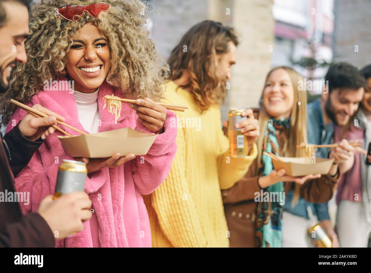 Leute essen junk food -Fotos und -Bildmaterial in hoher Auflösung – Alamy
