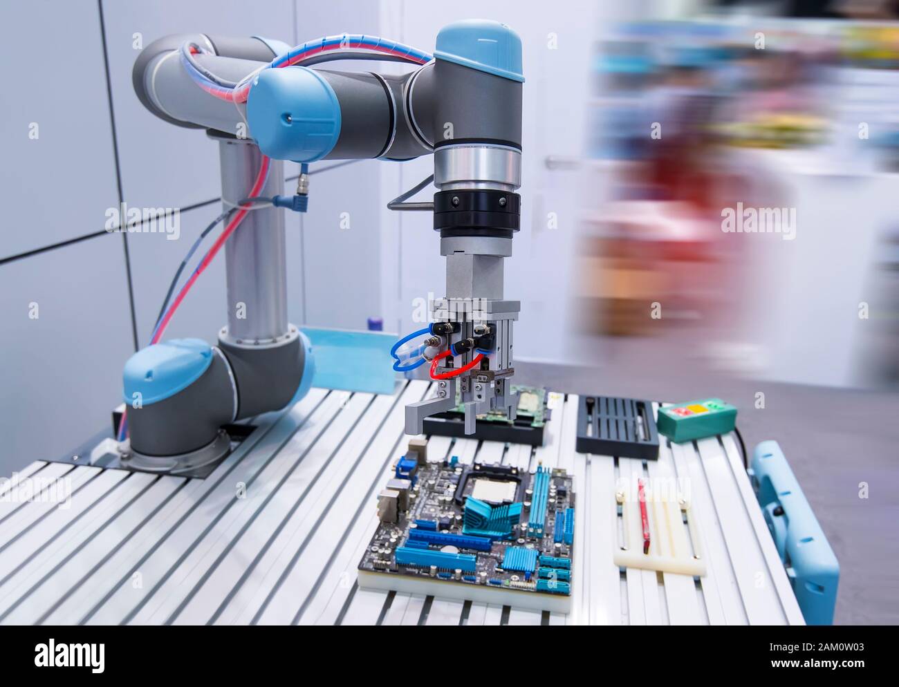 Automatisierung der Zusammenbau der Maschine computer Platine mit ...