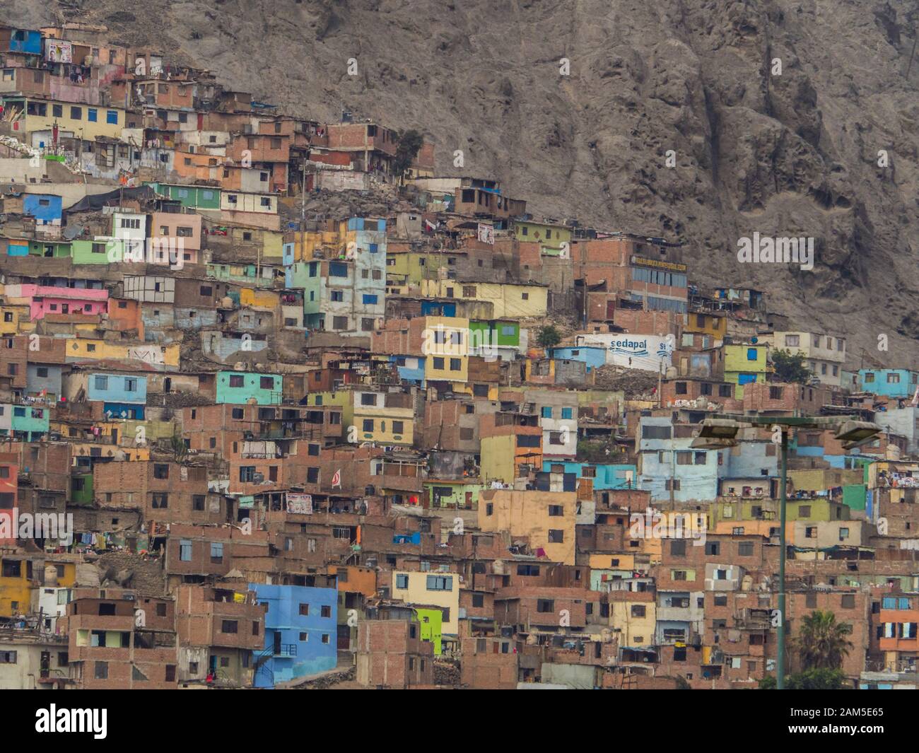 Lima, Peru - 07 Dezember, 2018: Teil des Slums an der Seite des Cerro ...