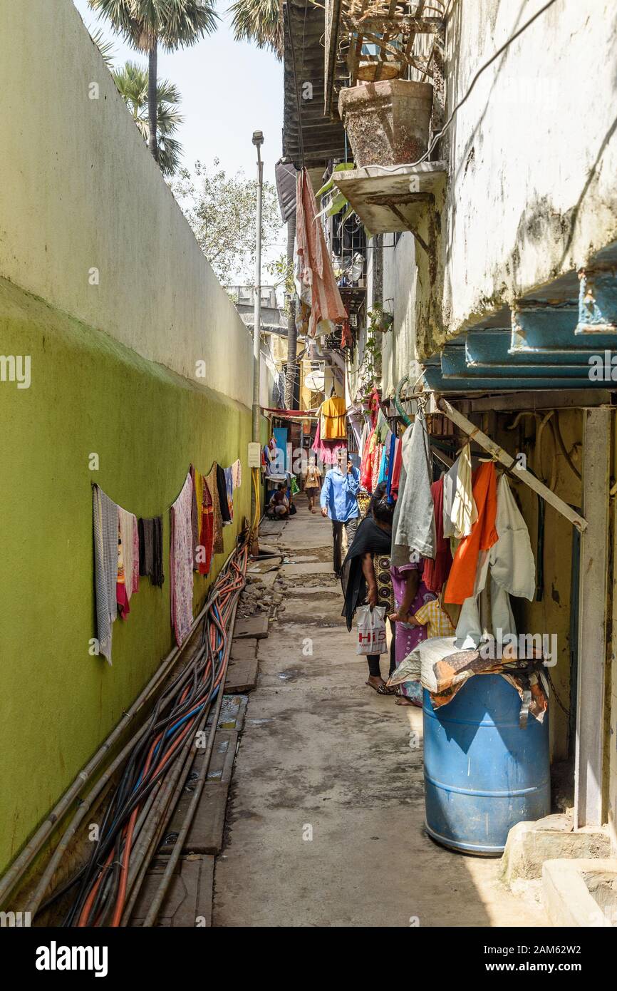 Auf der schmalen Straße in Dharavi Slum in Mumbai. Indien Stockfotografie - Alamy