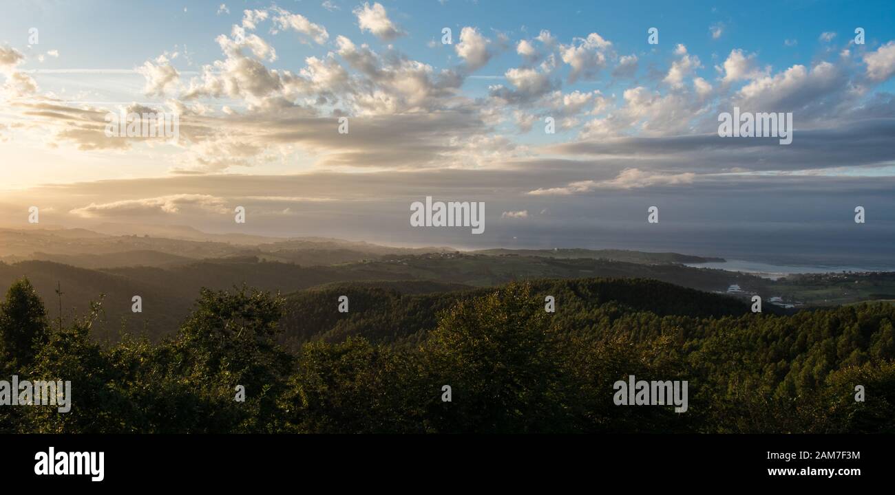 Goldener horizont -Fotos und -Bildmaterial in hoher Auflösung – Alamy