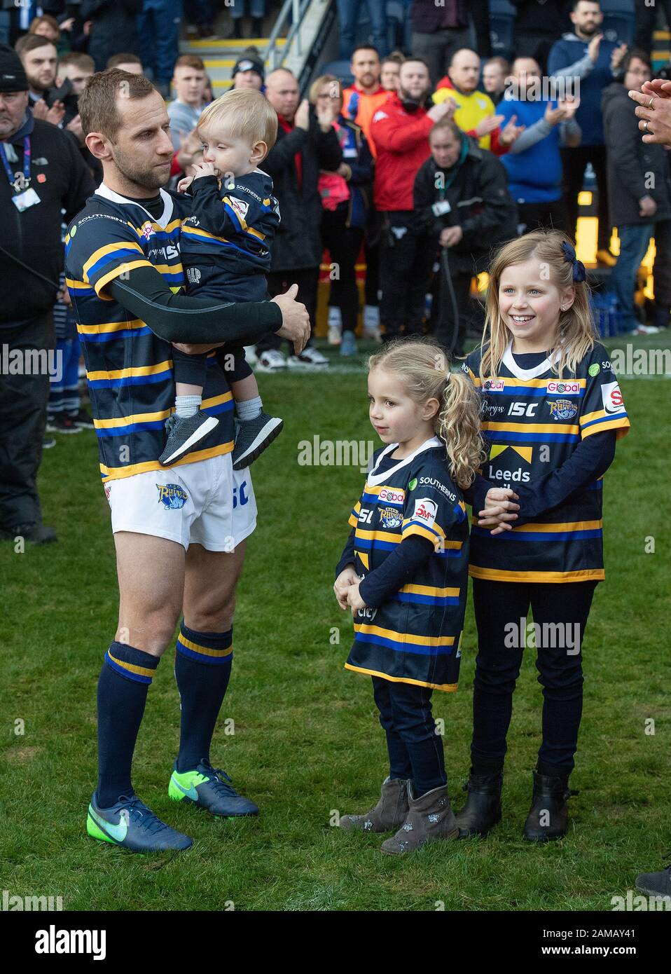 Rob Burrow mit seinen Kindern Macy, Maya und Jackson, bevor er vor dem ...