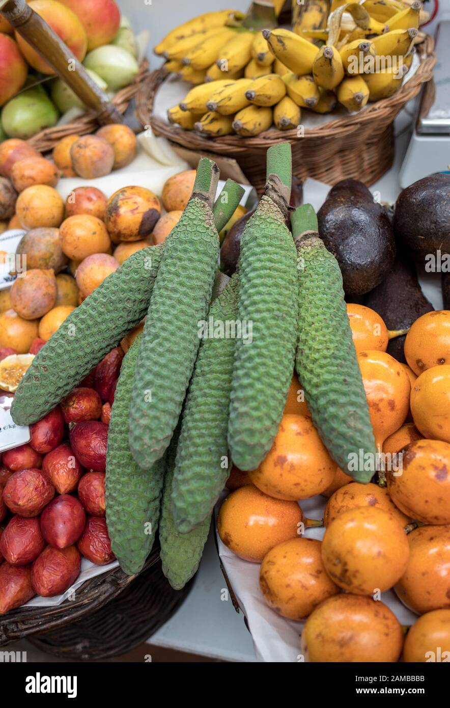 Ananas-Bananenfrucht (Monstera deliciosa) bei Mercado Dos Lavradores ...