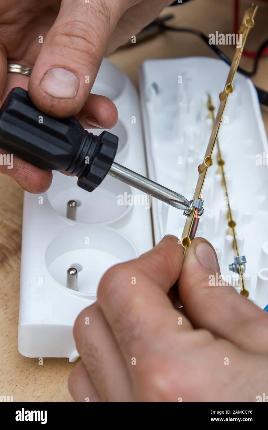 Installation von elektrischen Kabeln zum Verteiler. Der Elektriker ...