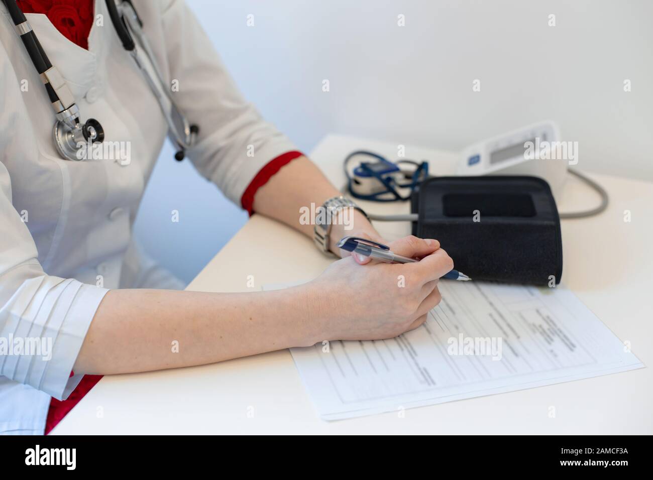 Der Arzt macht Notizen zur Patientenakte Stockfotografie - Alamy