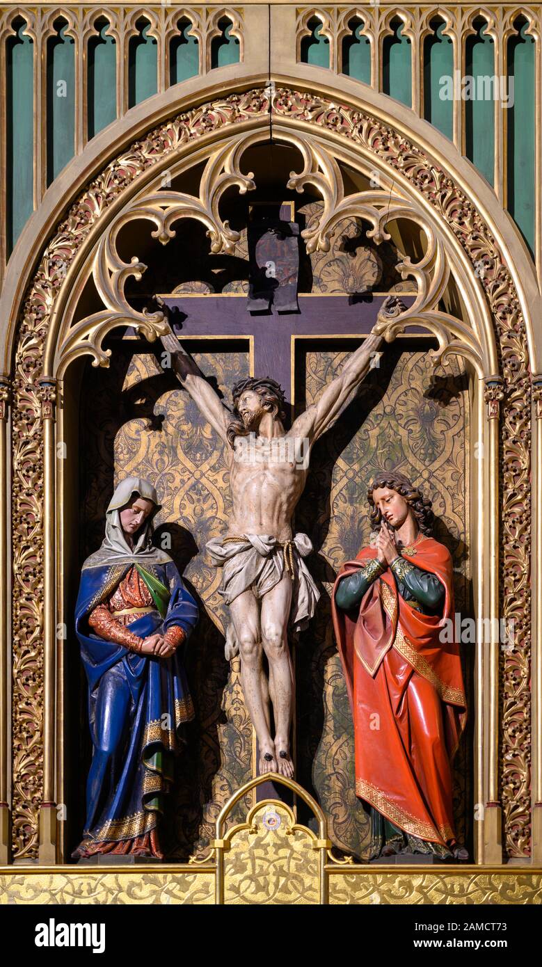 Skulptur von Jesus Christus am Kreuz mit der Jungfrau Maria und dem heiligen Johannes neben Ihm ...