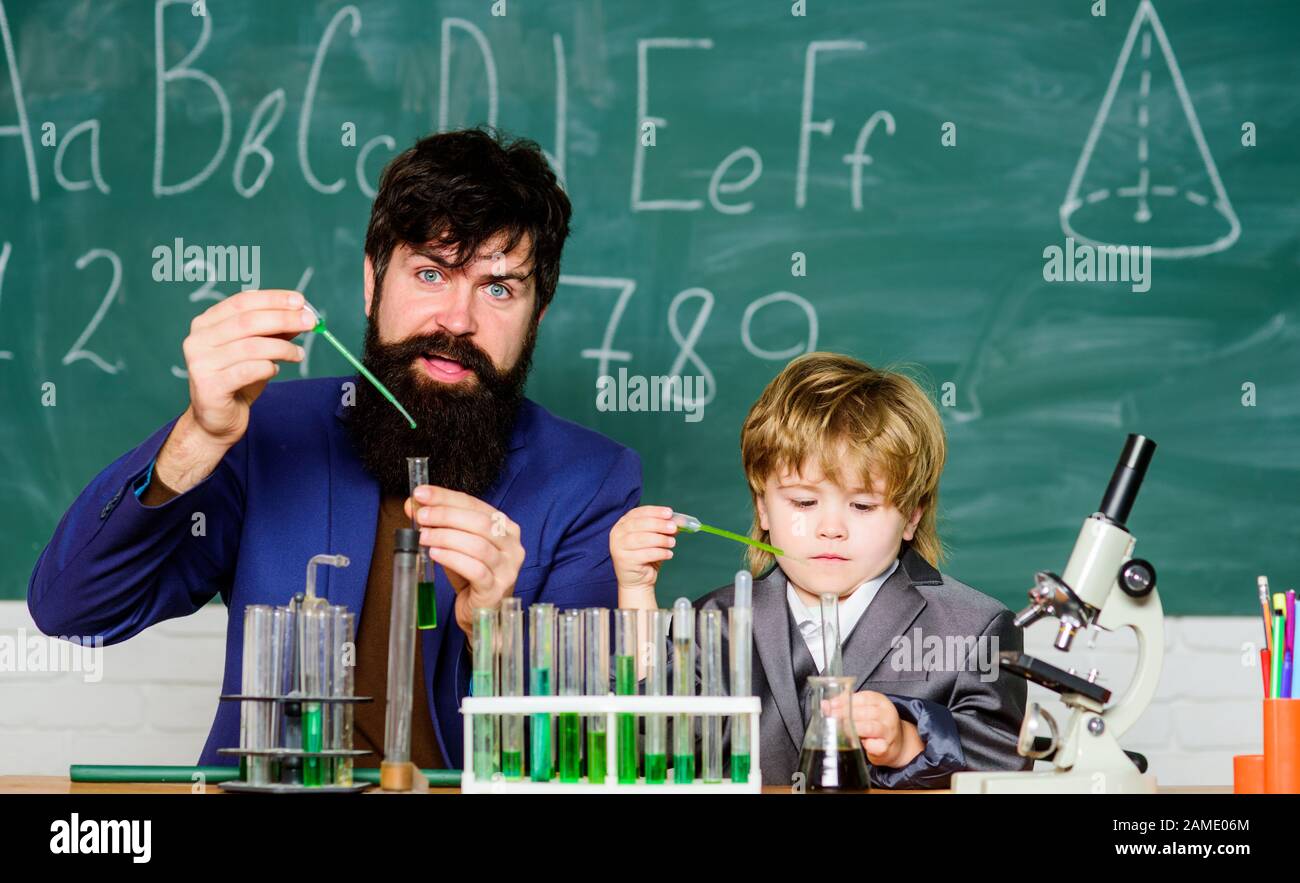 Wissenschaftler forschen und experimentieren Vater und Sohn in der ...