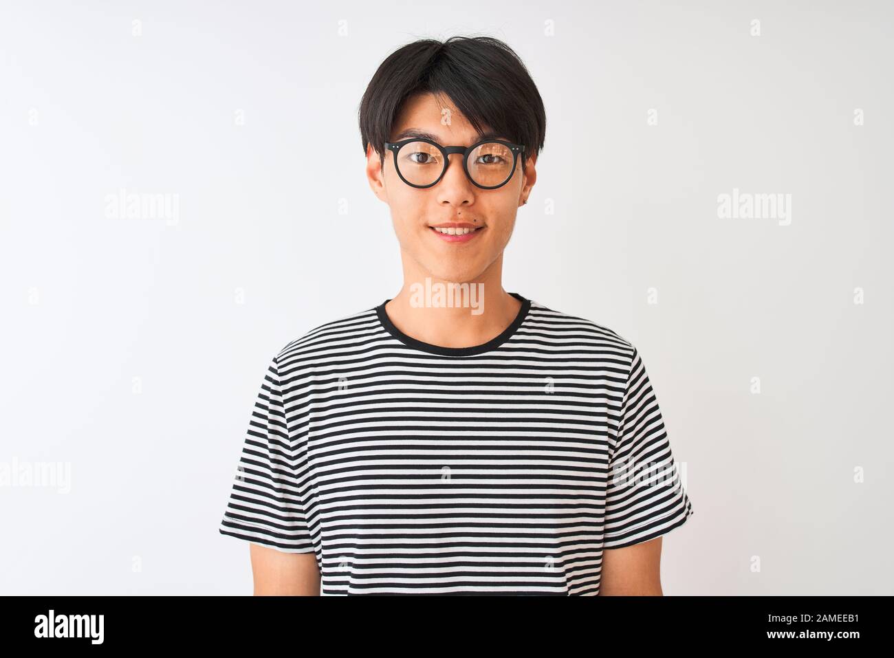 Chinese trägt eine Brille und ein marineblaues gestreiftes T-Shirt, das ...