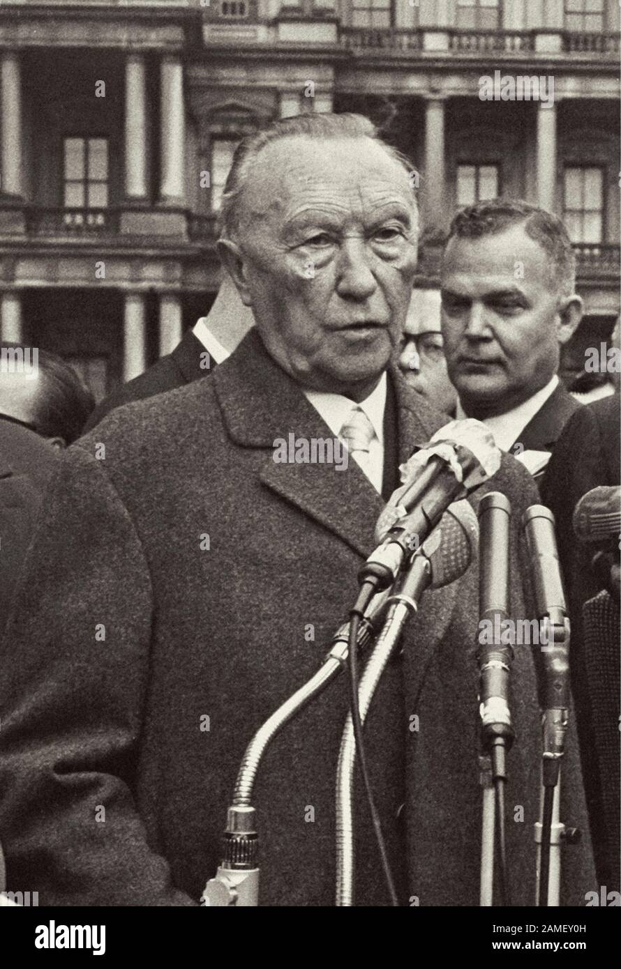 Bundeskanzler Dr Konrad Adenauer Stockfotos und -bilder Kaufen - Alamy