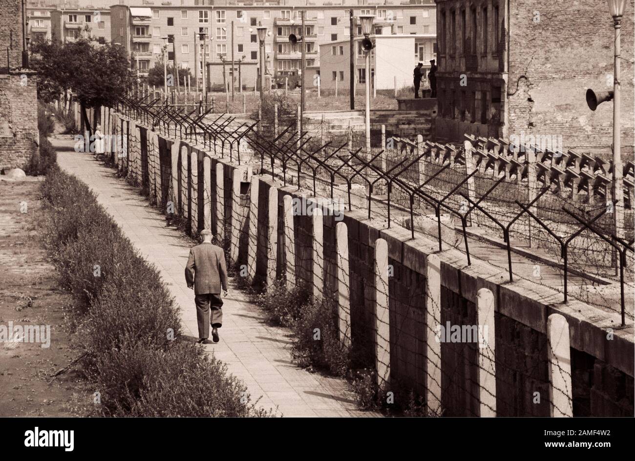 West Berlin Barbed Wire Stockfotos und -bilder Kaufen - Alamy