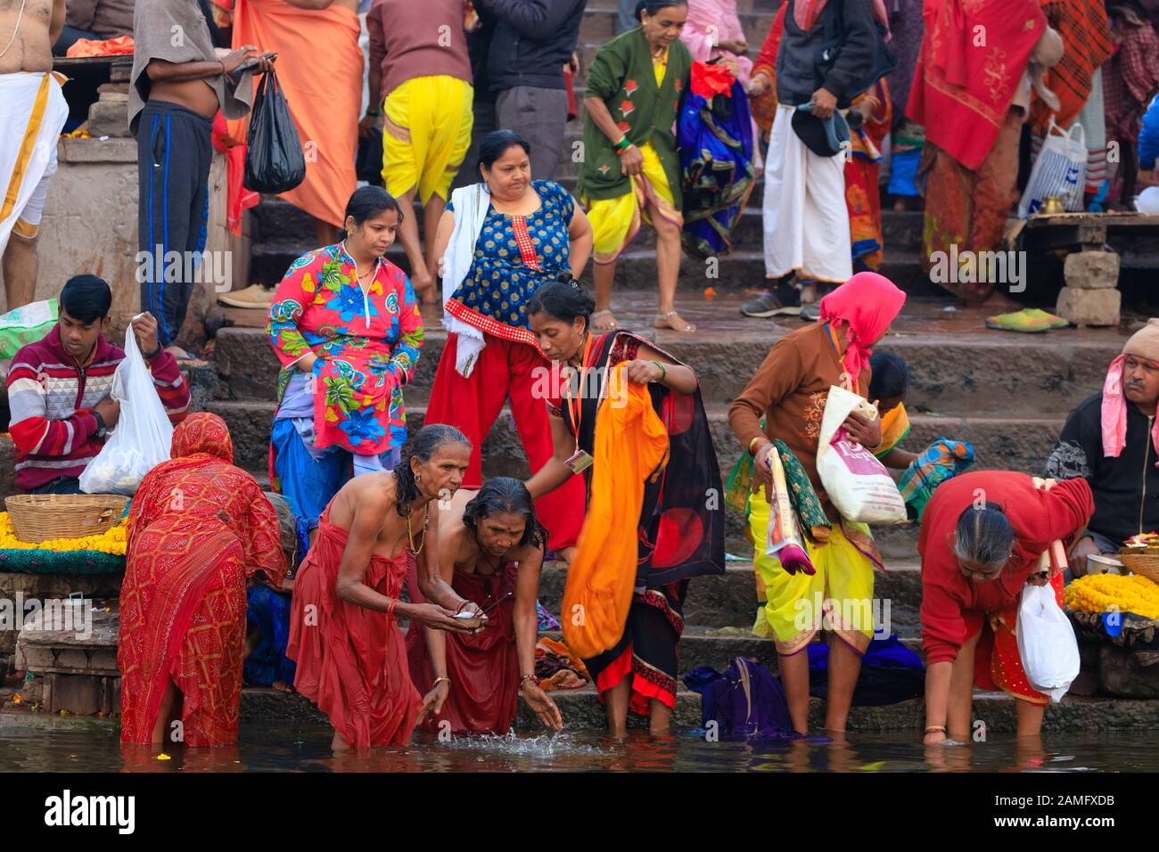 Hindu ritual washing -Fotos und -Bildmaterial in hoher Auflösung – Alamy