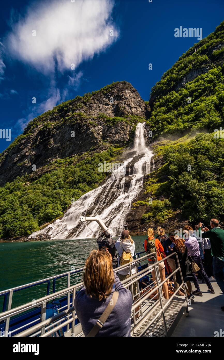 Geiranger, Norwegen - Juni 2019: Hurtigruten Kreuzfahrtschiff auf dem ...