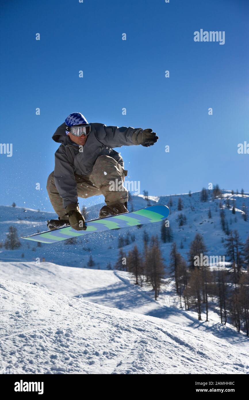 Ski jumping schanze schnee -Fotos und -Bildmaterial in hoher Auflösung ...