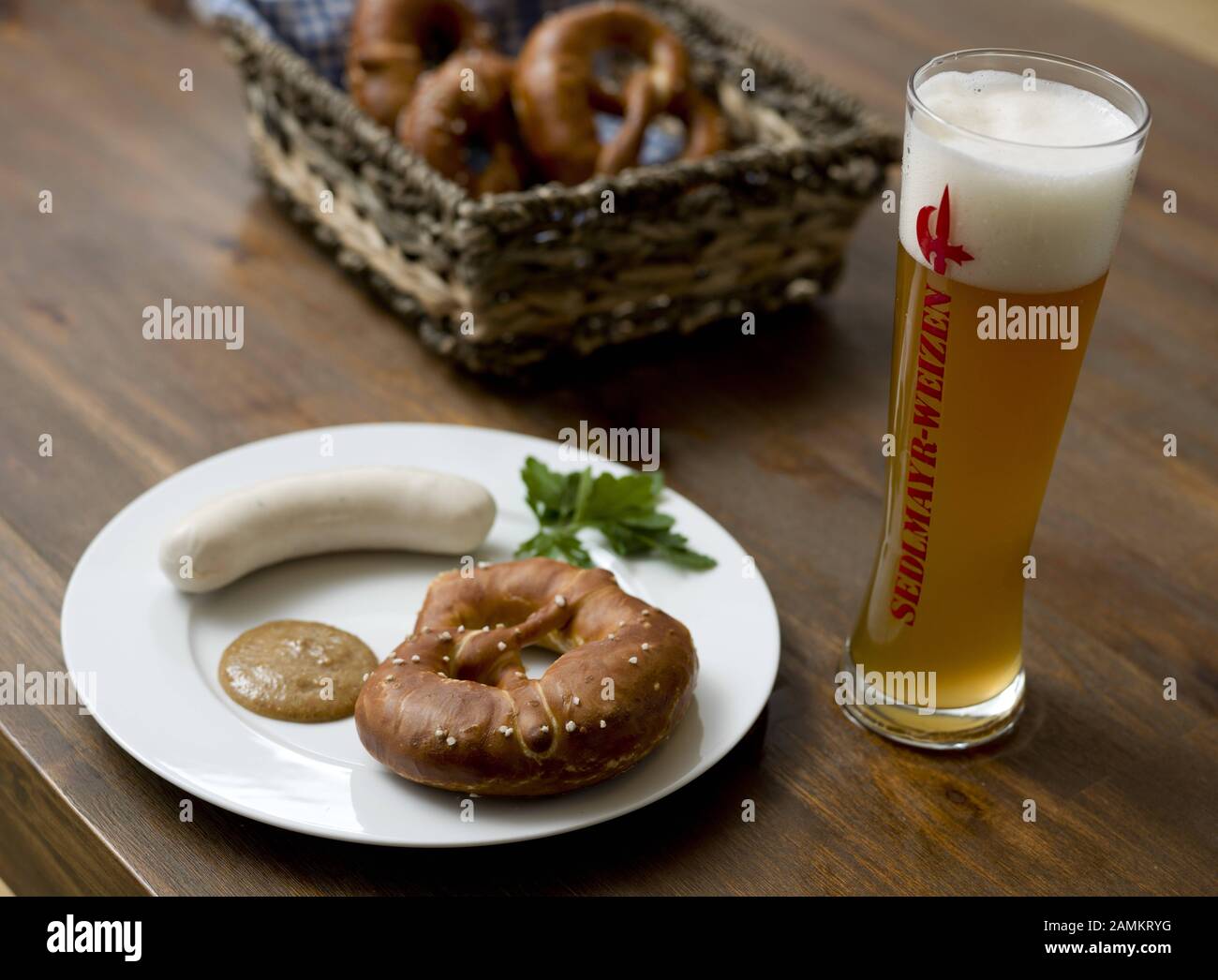 Bayrischer Imbiss mit Weißwurst, Petersilie, Brezel, süßem Senf und ...