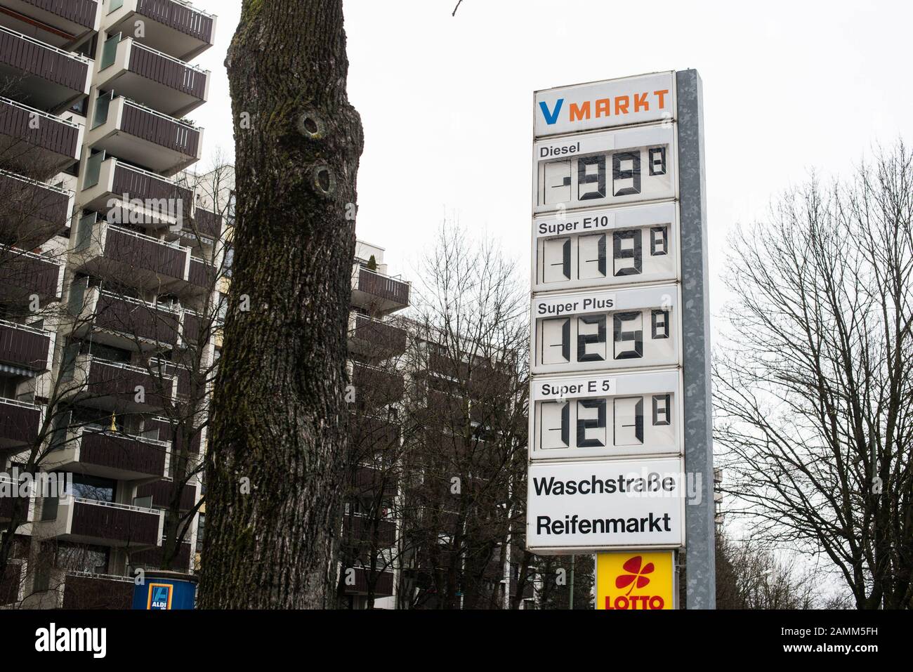 Die Preistafel der Tankstelle am V-Markt in der Balanstraße zeigt einen ...
